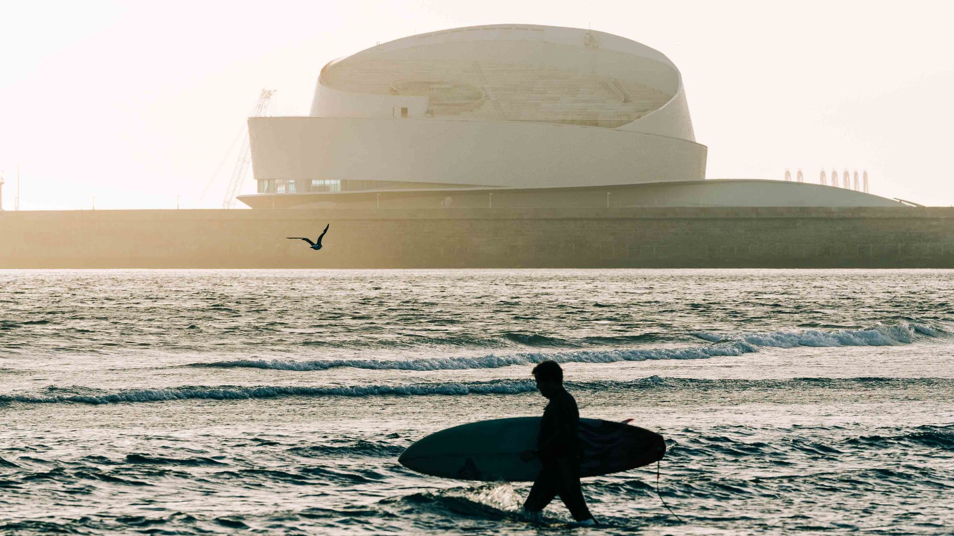 4 razones por las que vas a querer viajar a esta ciudad de Portugal cuya playa inspiró el ...