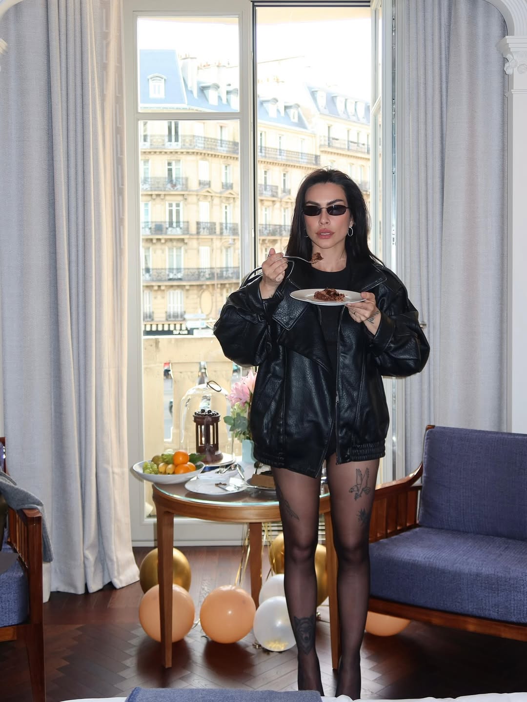 Cleo Pires comemora aniversário em hotel de luxo em Paris
