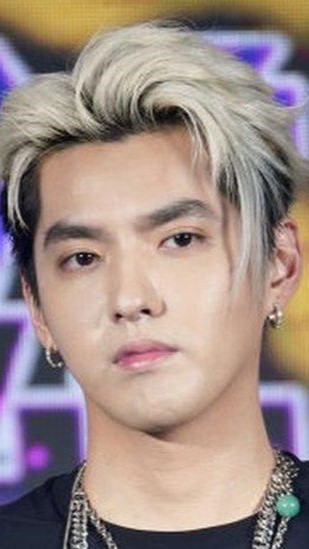 Kris Wu's fans visiting him in jail