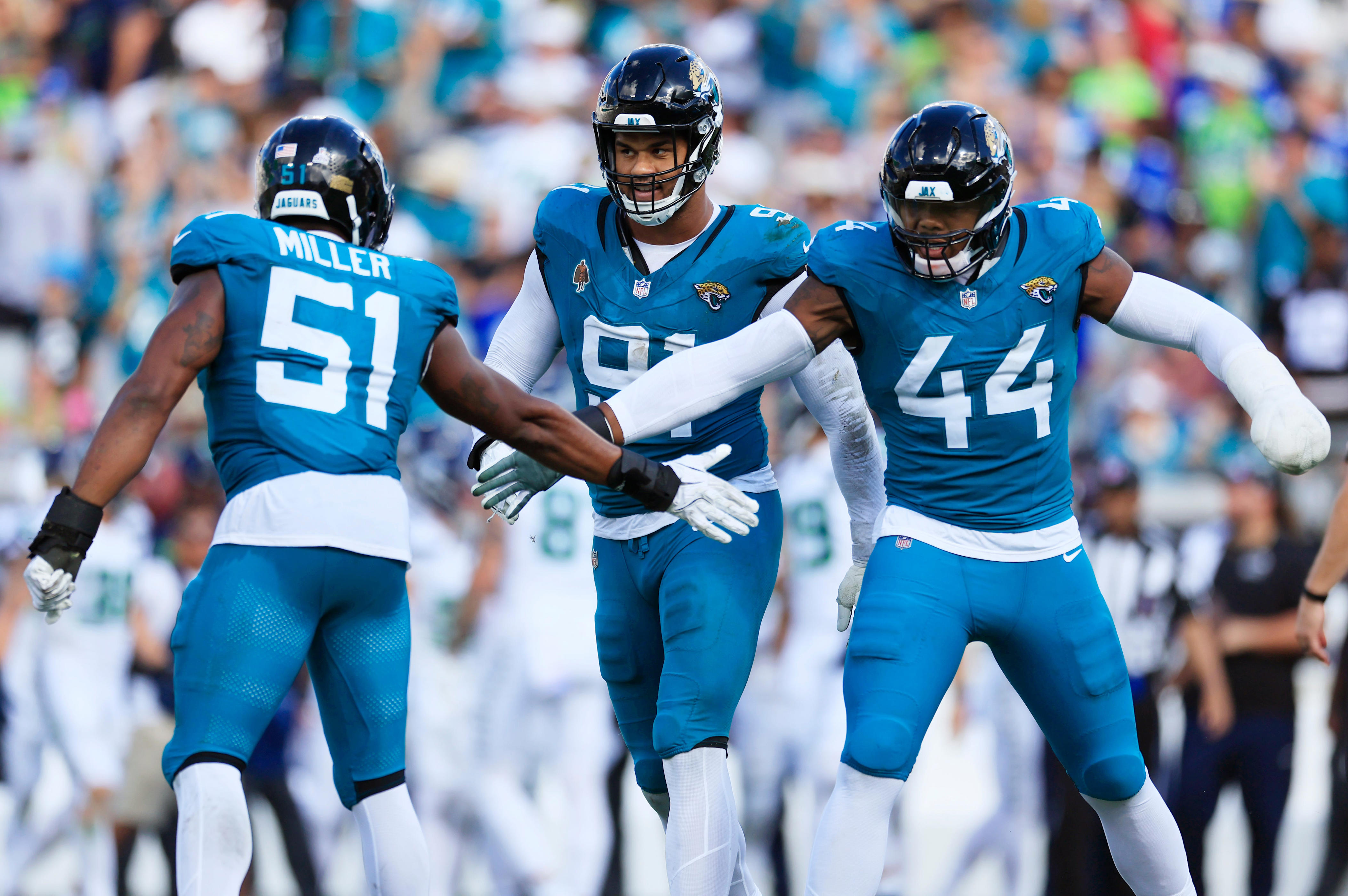 Jaguars' Travon Walker suffers knee injury, questionable to return vs ...
