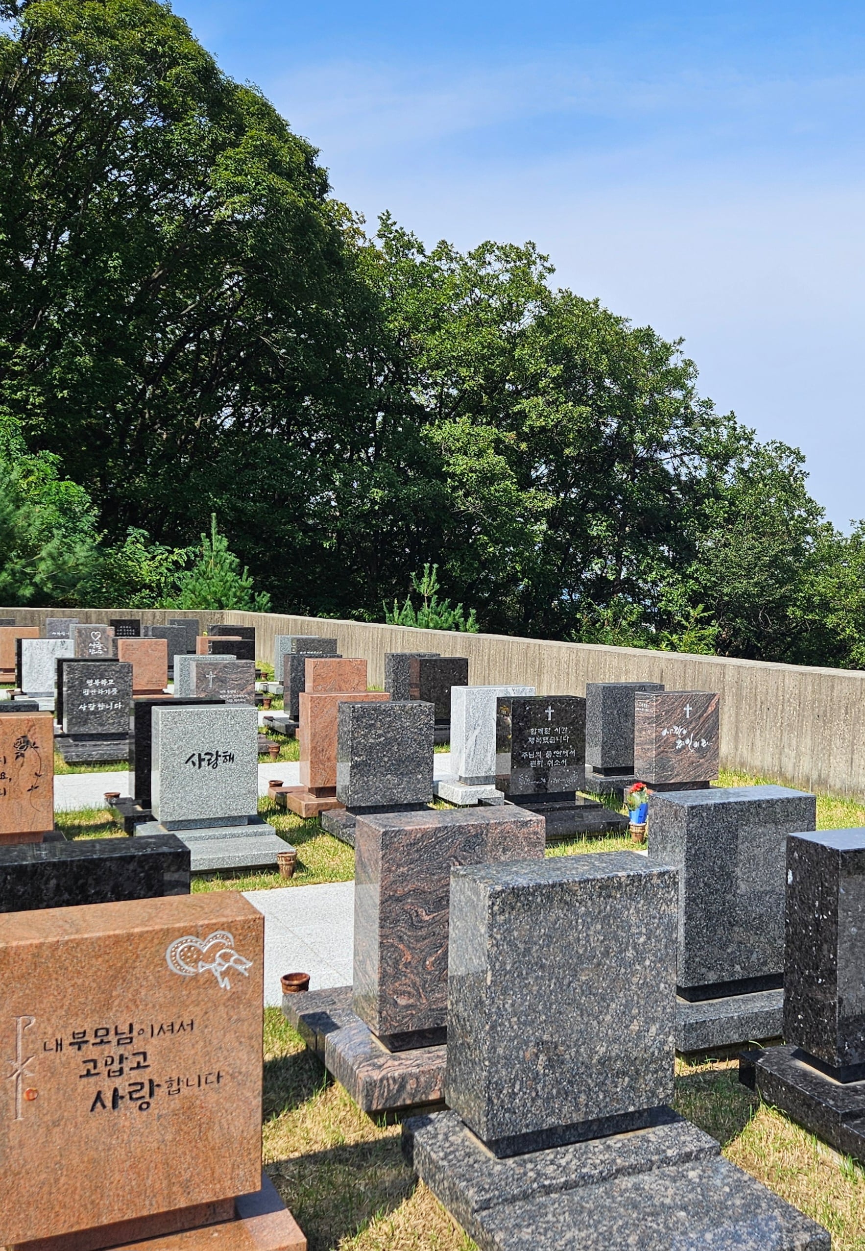 Tombstone Messages Reveal Love, Gratitude, and Happiness as Enduring Themes