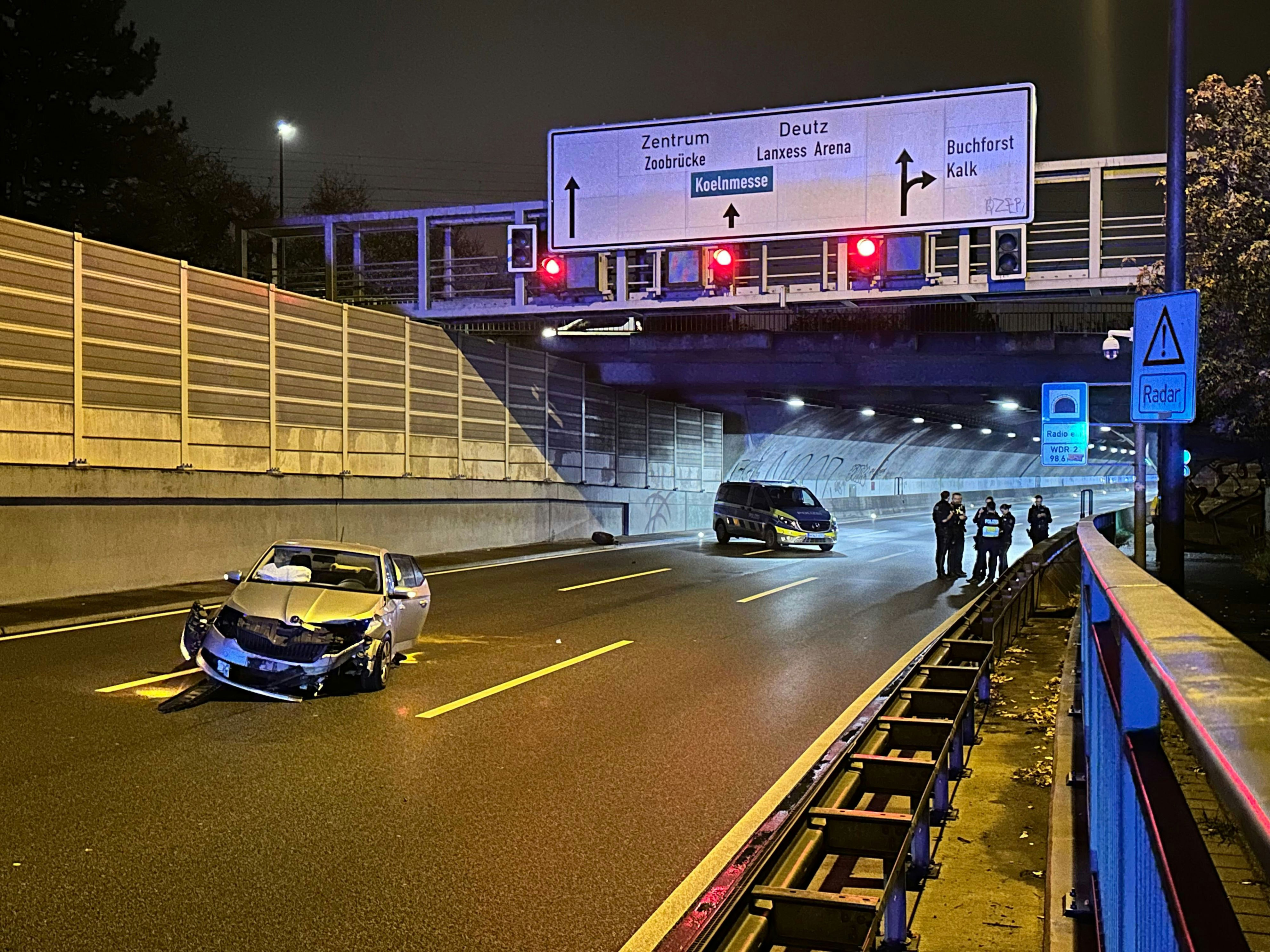 Heftiger Unfall in Köln Kalk: Pkw streift Wagen – zwei Schwerverletzte
