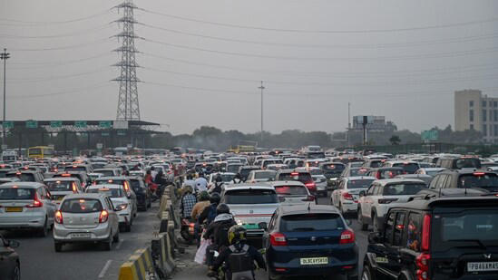Delhi roads see huge traffic jams, commuters stuck at state borders ...