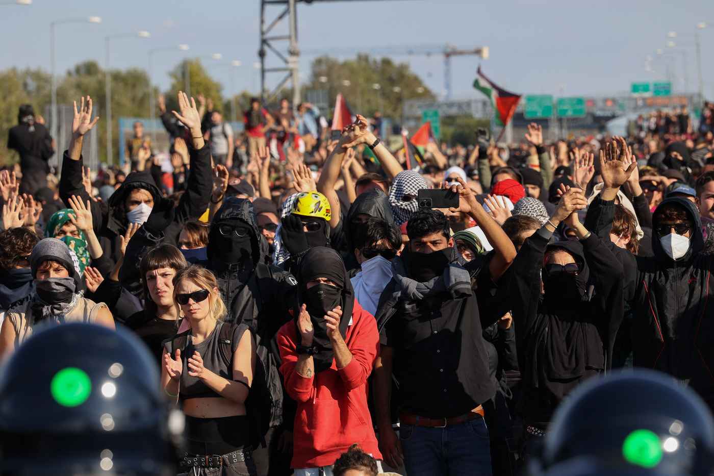 La retorica della “nazione” assediata che impone una guerra permanente…
