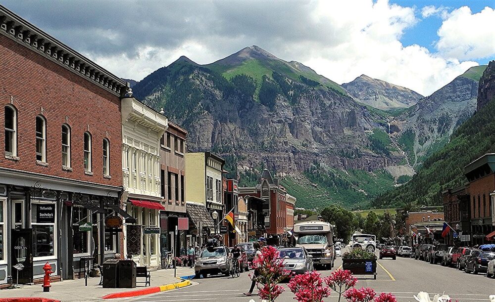 17 Hidden Valley Towns in the U.S. Where You Can Slow Down and Breathe