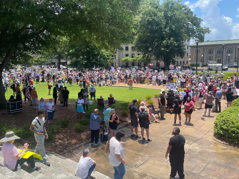 More than 1,000 rally at state Capitol for 'No Kings Day' protest