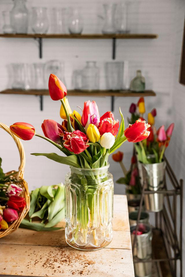 The Best Time Of Day To Cut Flowers, According To Experts