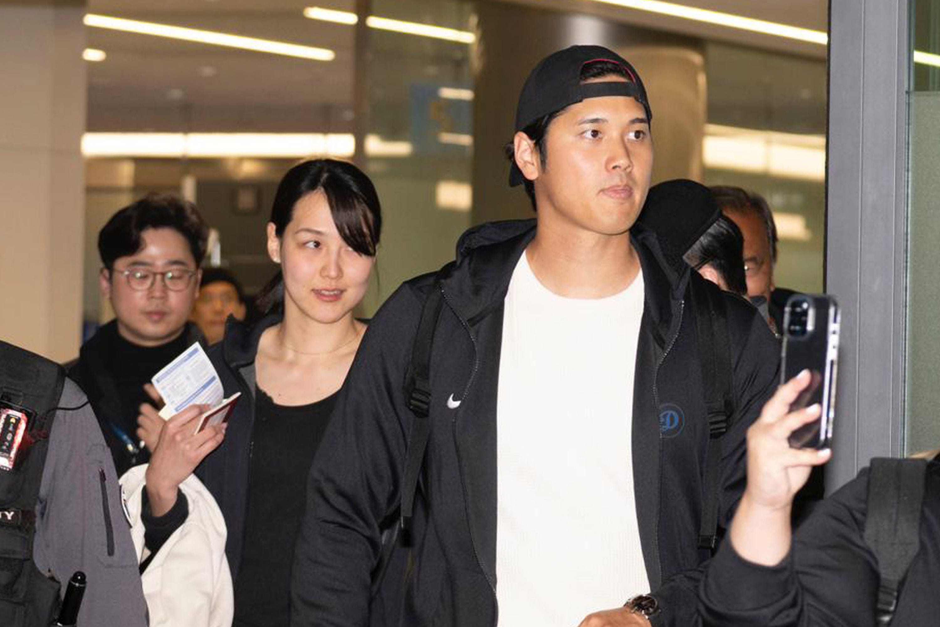 8 photos of Shohei Ohtani and wife Mamiko over the years