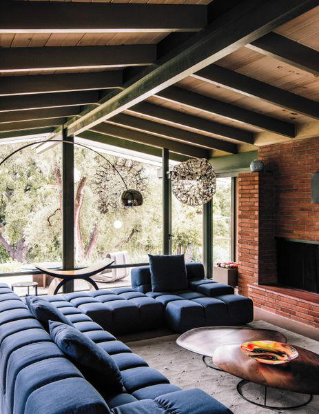 A 1954 Los Angeles Home Moves Into the Future With a Collection of ...