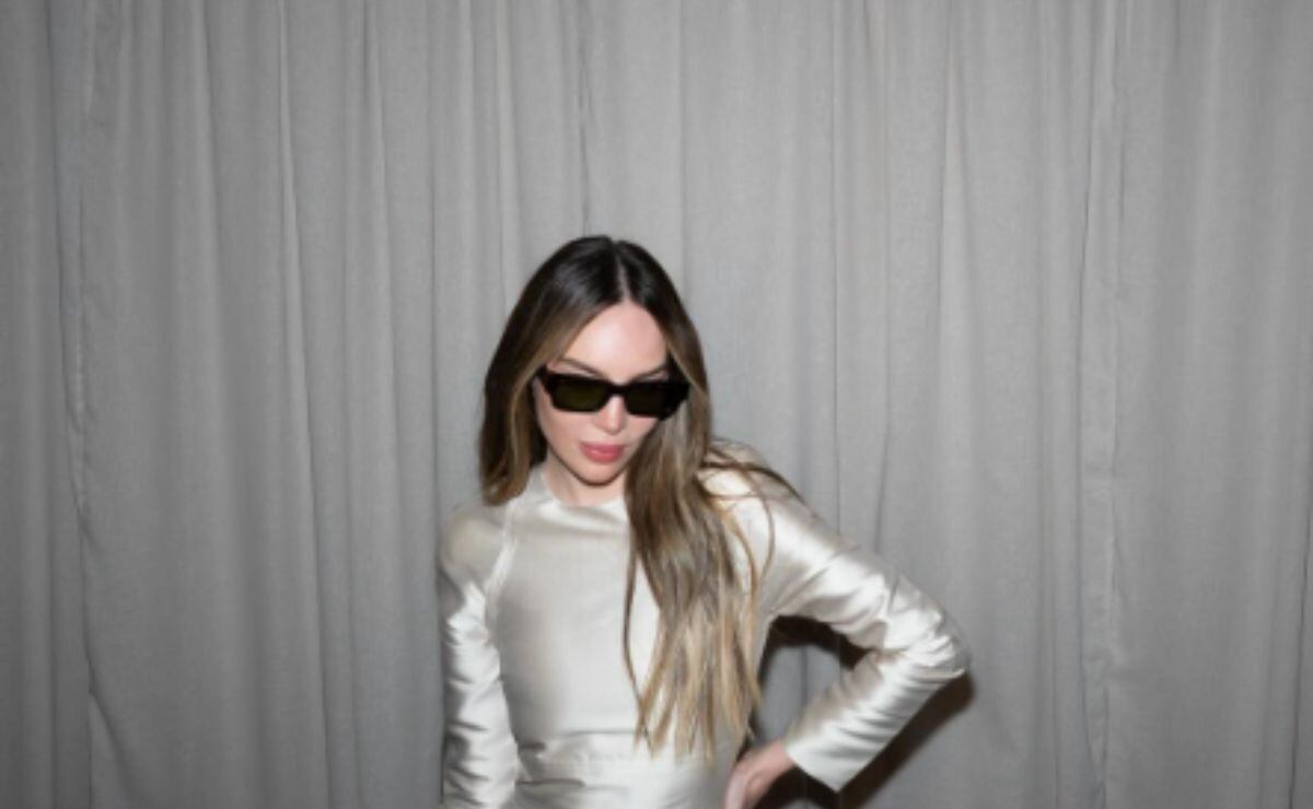 Belinda deslumbra con minivestido blanco de Lorena Saravia x H&M