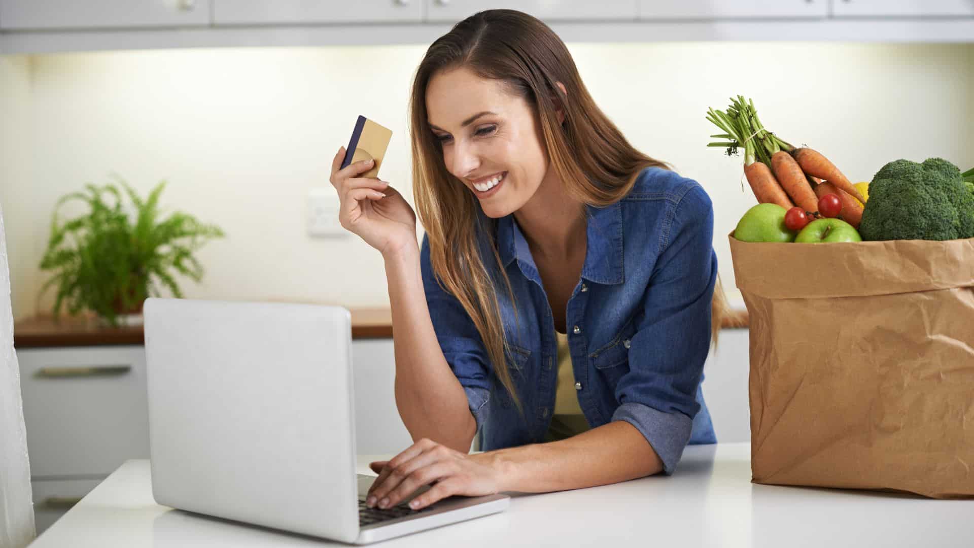 Man wonders if his girlfriend is a snob after she's embarrassed to be ...