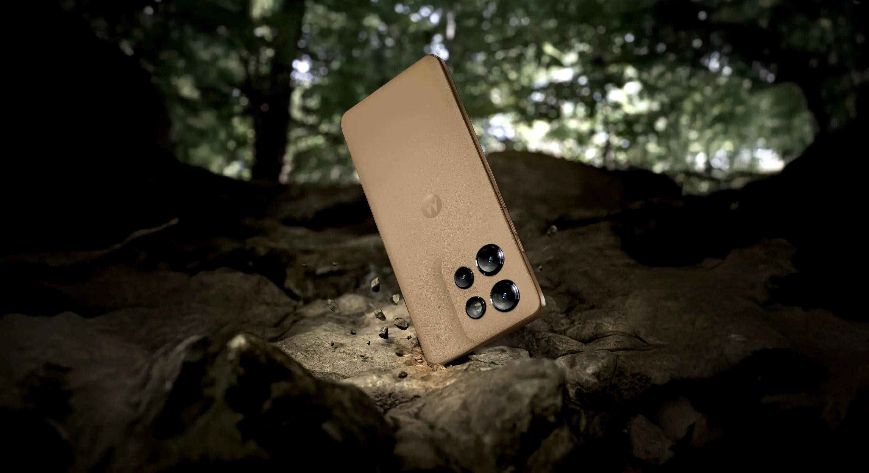 Motorola Edge 60 Neon chega com tela OLED de 120 Hz ao Brasil