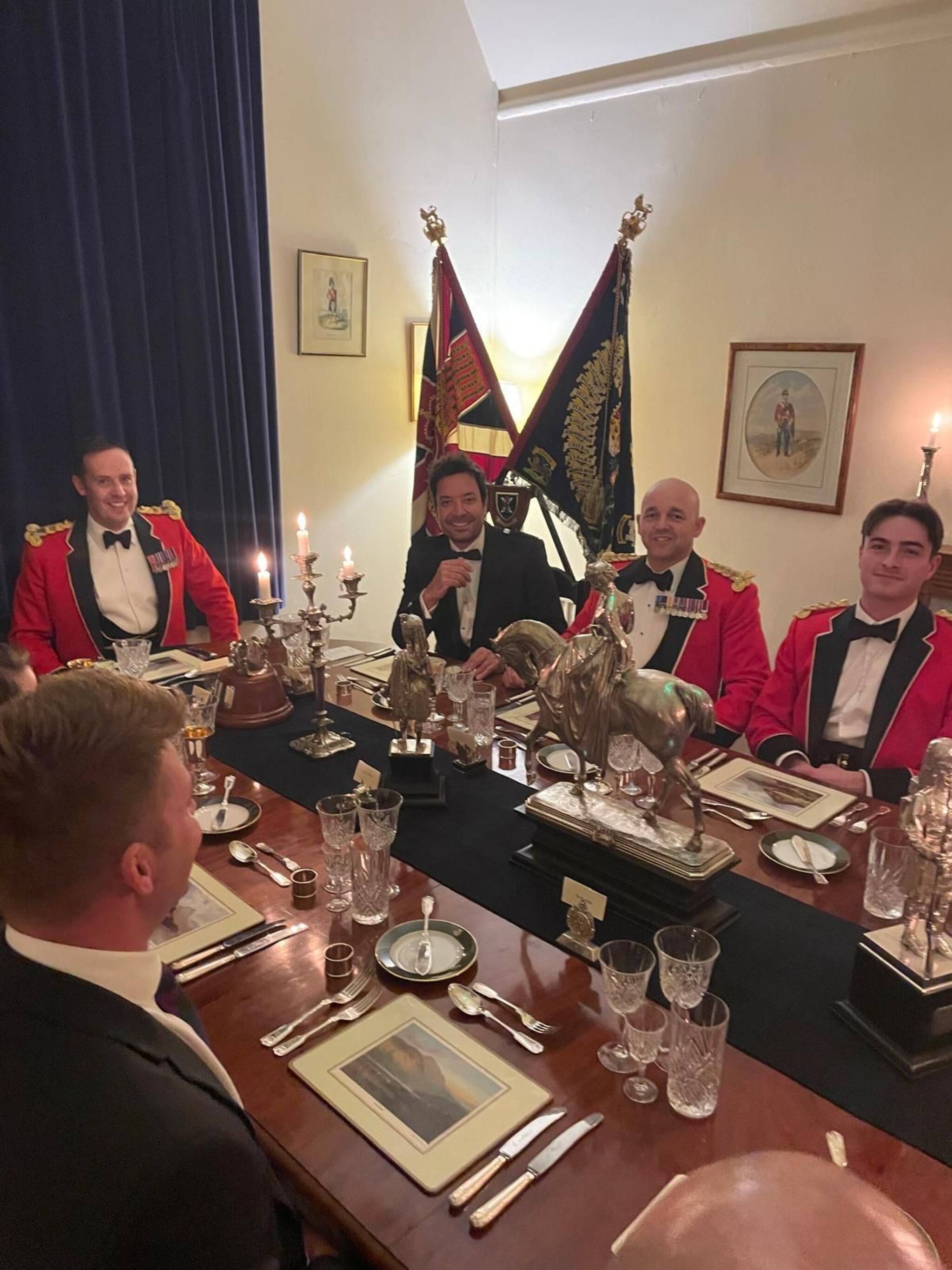 Jimmy Fallon feiert im Kilt mit Soldaten in Schottland