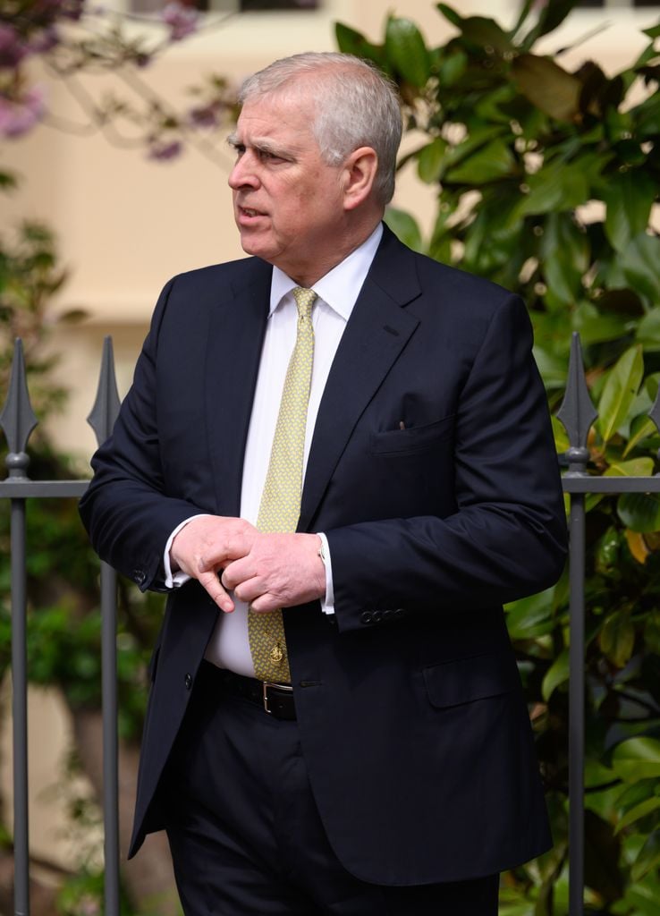 El príncipe Andrés cede a la presión y negocia con Carlos III para ...