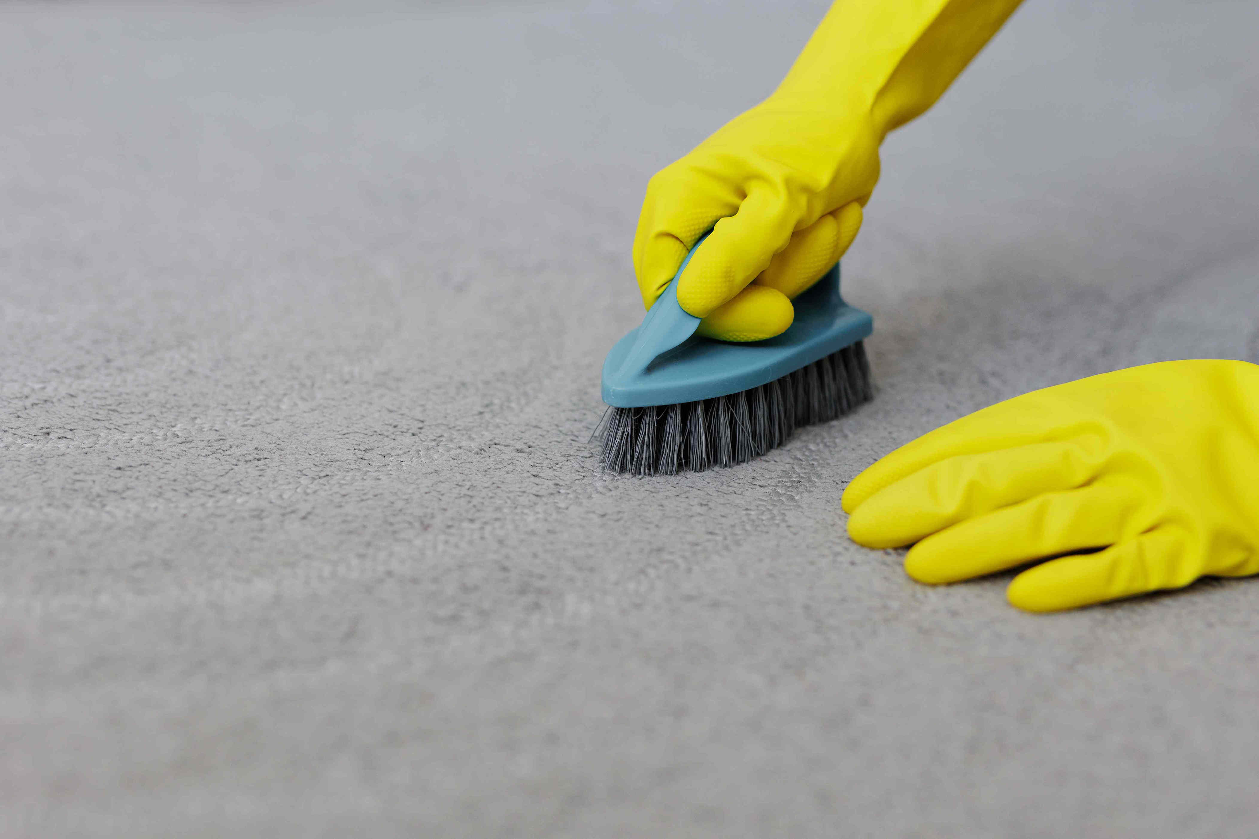 How to clean carpet naturally with baking soda and hydrogen peroxide