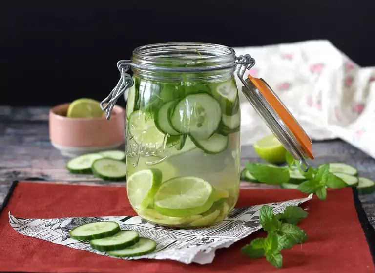 Wasser mit gurken-, limetten-, minze- und ingwer-geschmack