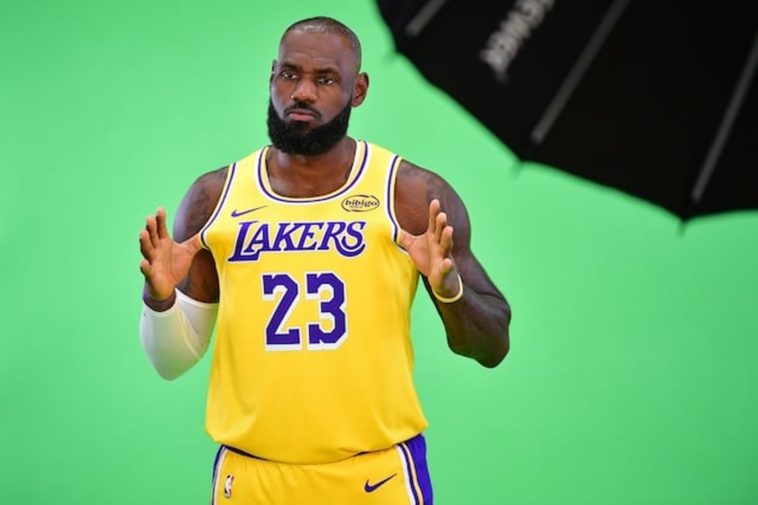 Topps Unveils First-Ever LeBron James Autographed Lakers Card