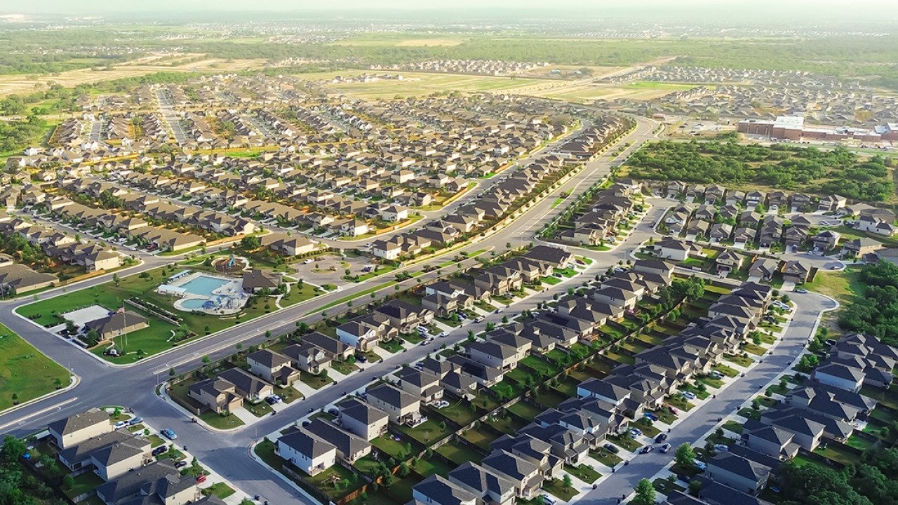 Year-end 2025 homebuying deals: Where buyers can score $100,000-plus in ...