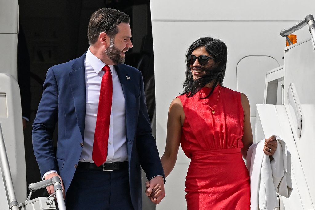 Vice President JD Vance surprises bride and groom during outing with ...
