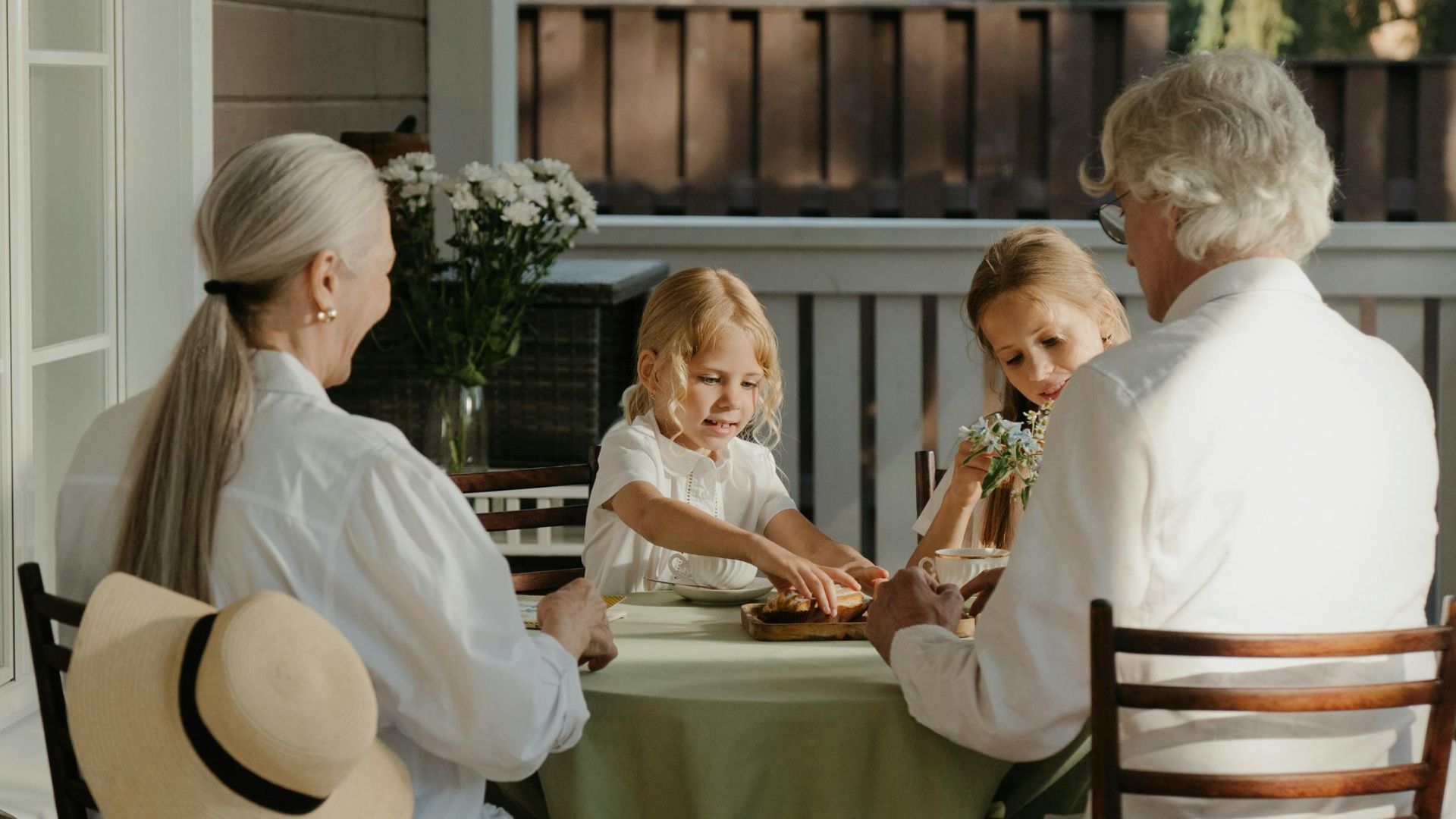 10 Toxic Things Grandparents Should Never Do & 10 That Are Always Welcome