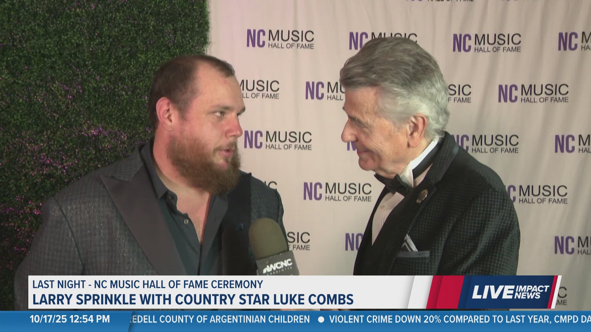 Larry Sprinkle interviews Luke Combs on the red carpet for NC Music ...
