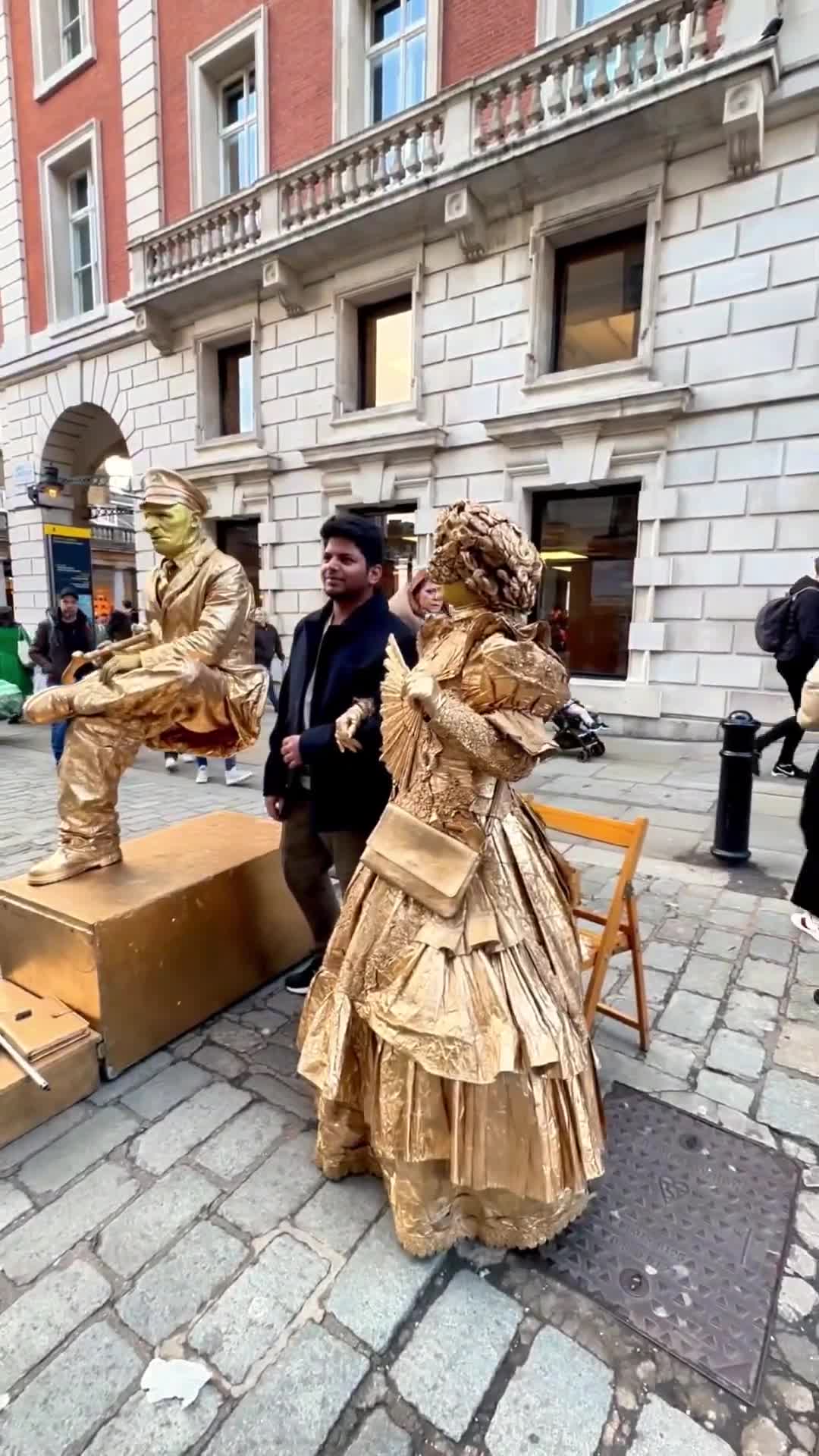 Grumpy face vs happy one. #livingstatue #performer #art #works