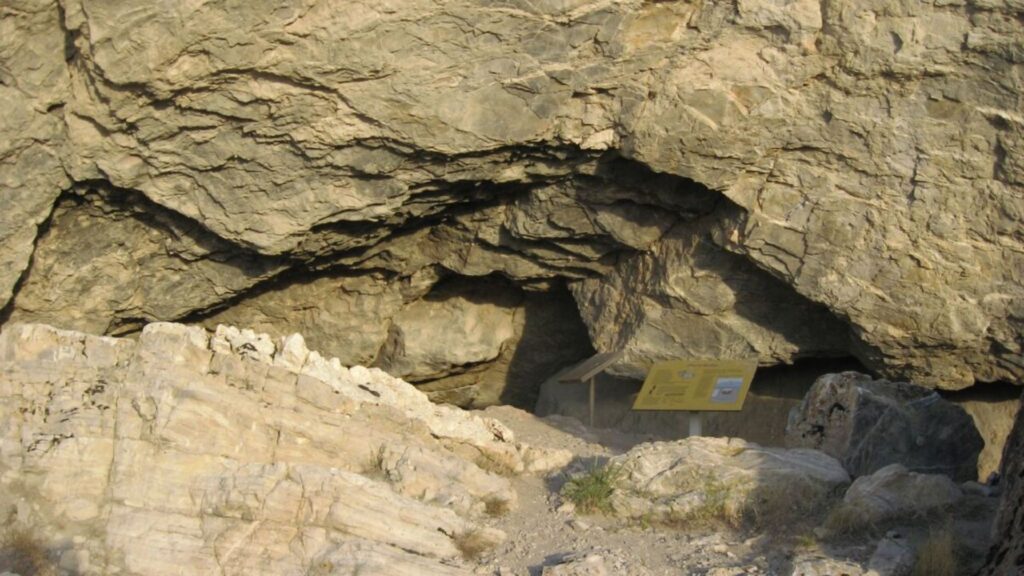 10-Foot-Tall Giant Skeletons Found in Nevada Cave
