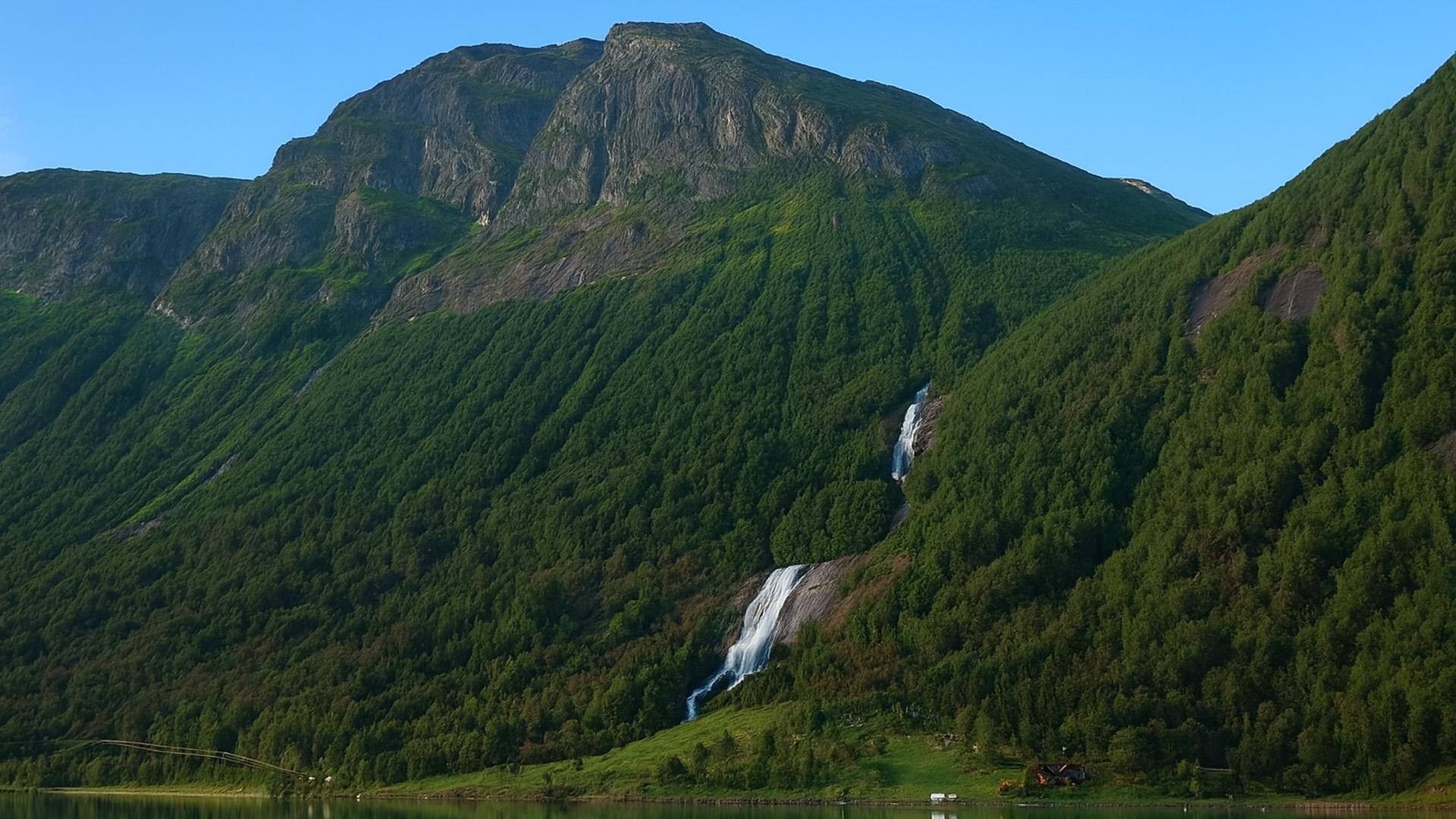 Cascata e panorami di montagna in Norvegia in 4K