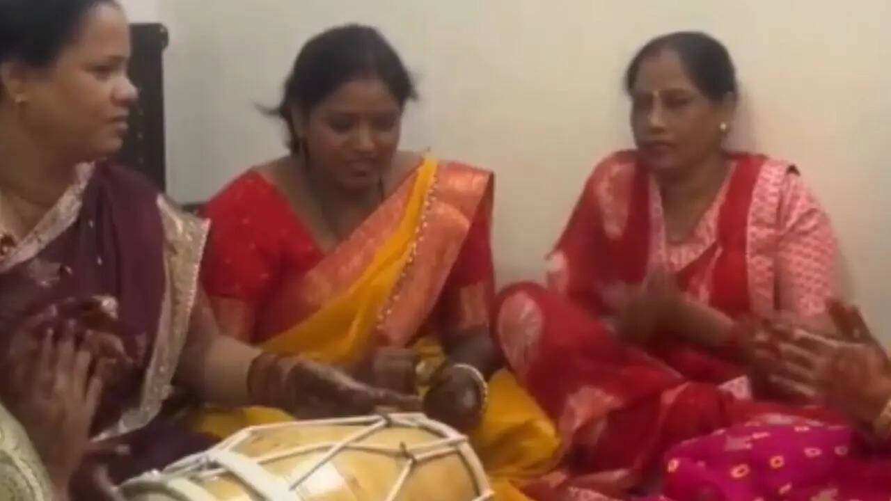 Women Sing 'Fein' During Kirtan; Video Goes Viral Ahead Of Travis Scott ...