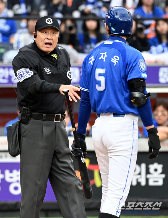 Judge Park Ki-taek said something to Koo Ja-wook who left the batter's box