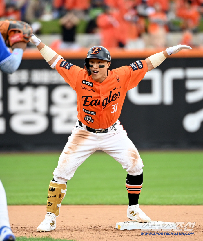 Bunt? I'm Son Ah-seop. → You couldn't even bunt, so I ripped it in the ...