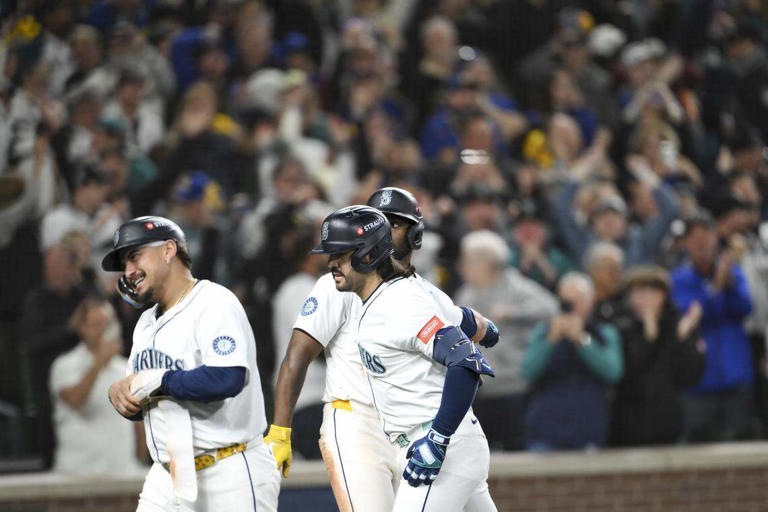 Slam right: Eugenio Suarez grand slam gets Mariners 1 win from World Series