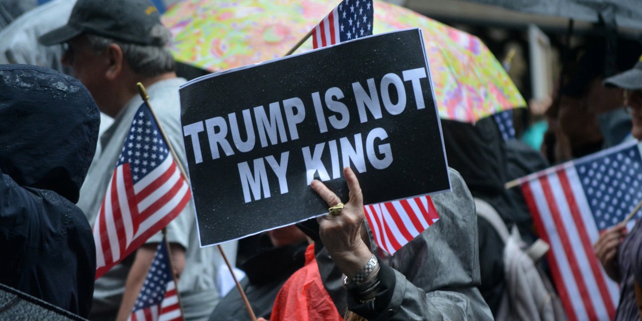 «No Kings»: Εκατομμύρια διαδηλωτές στους δρόμους των ΗΠΑ κατά του Τραμπ ...