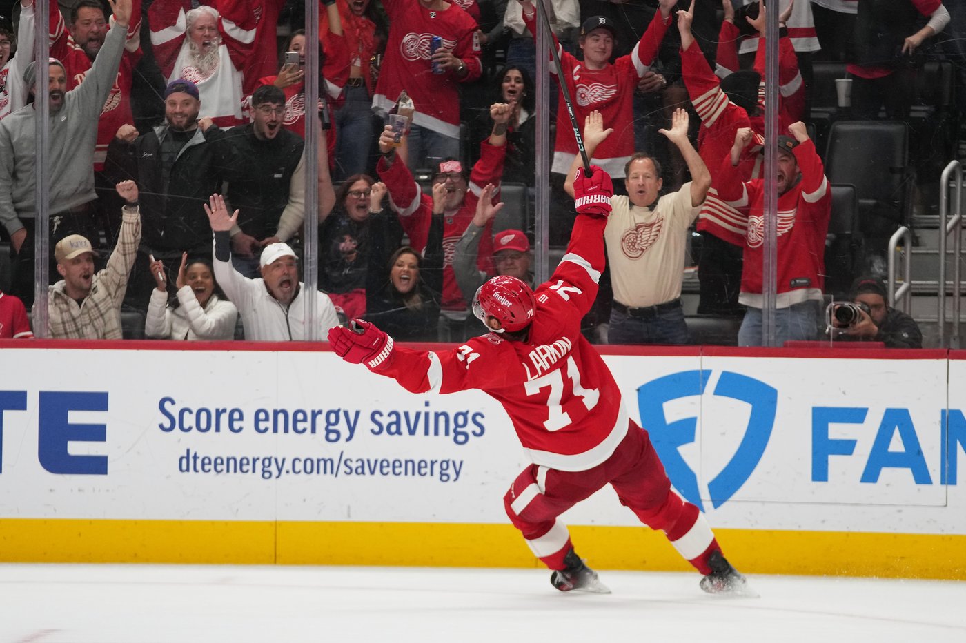 Larkin's overtime goal lifts Red Wings past Lightning, 2-1