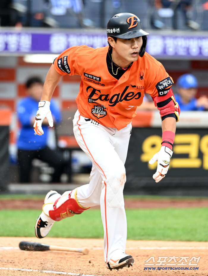 Shim Woo-joon hits a leadoff double in the sixth inning!