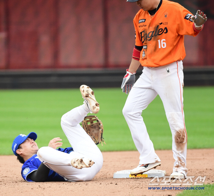 Ryu Ji-hyuk's leg injury caused by rough sliding