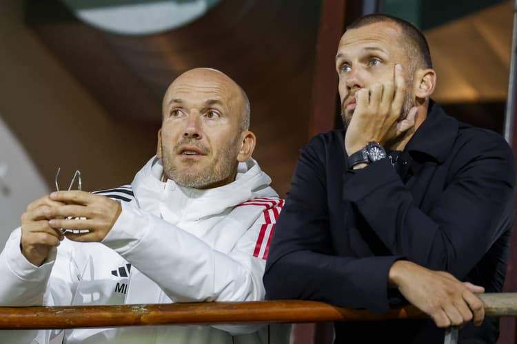 Moeten Heitinga en Kroes vrezen voor ontslag? Ajax staat met rug tegen ...