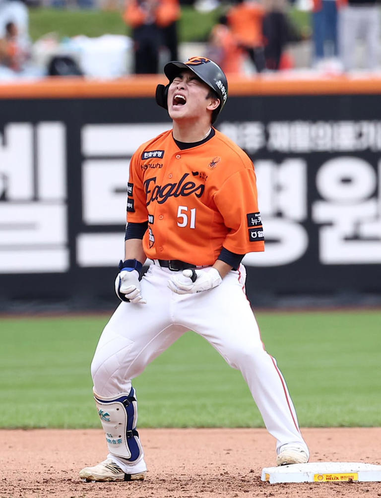Moon Brothers Lead Hanwha to Playoff Victory Over Samsung