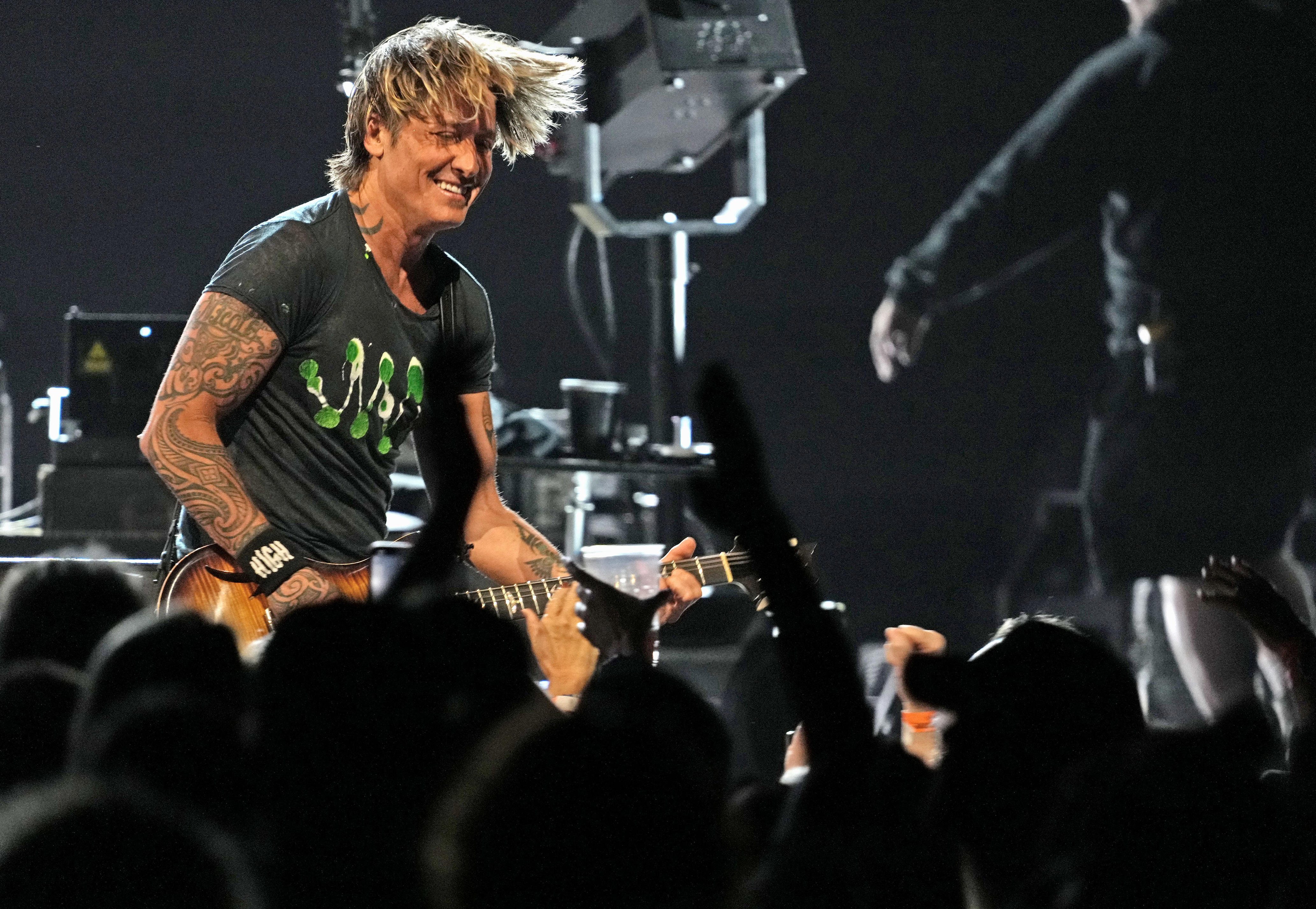 Keith Urban closes world tour in Nashville, tells fans to stop reading ...
