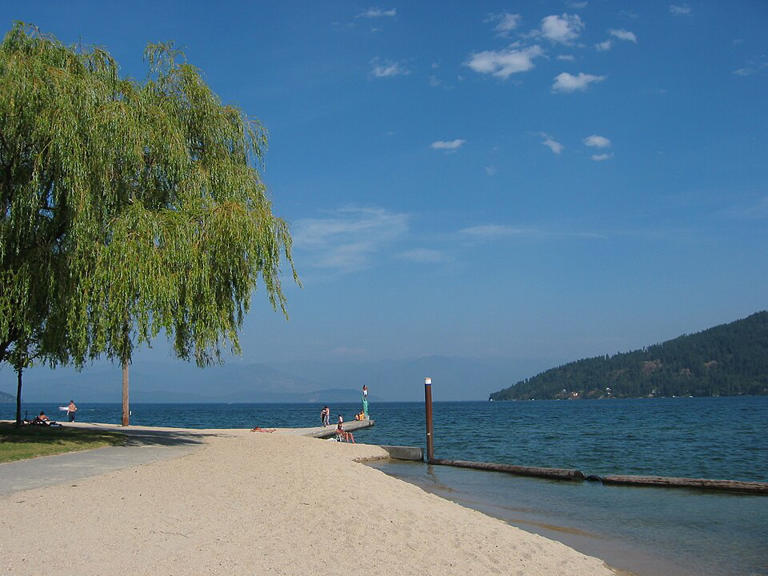 10 Hidden U.S. Lakeside Towns That Feel Like Summer All Year