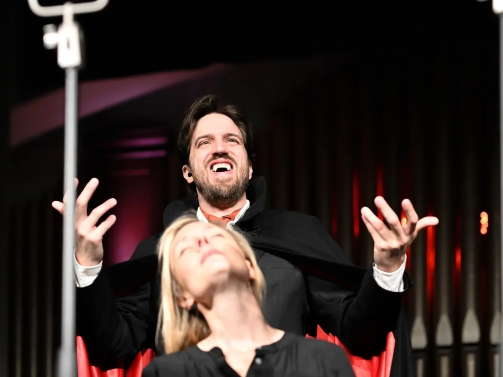 'Bram Stoker's Dracula' A Dizzying Gothic Terror Ride, Unveiled In ...