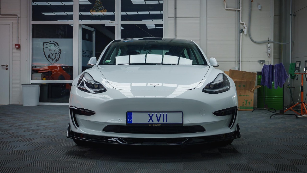 Tesla may need to redesign its door handles under new rules