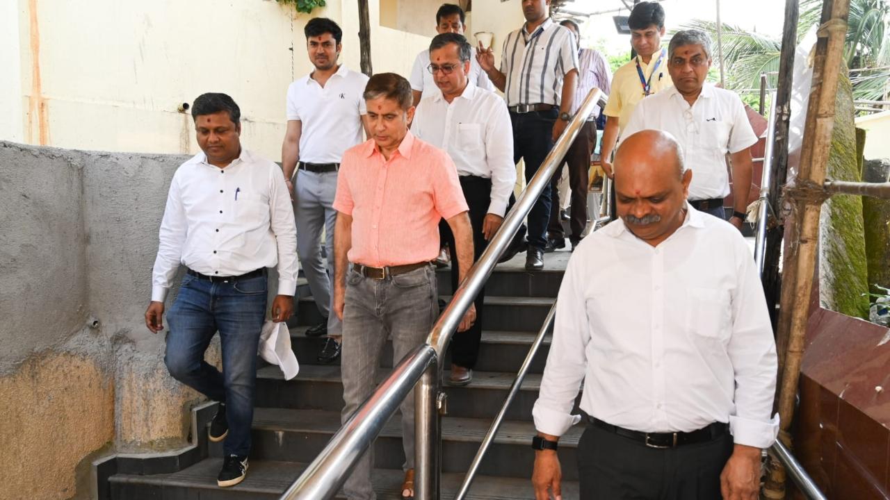 BMC chief visits Mahalaxmi Temple, inspects beautification and ...