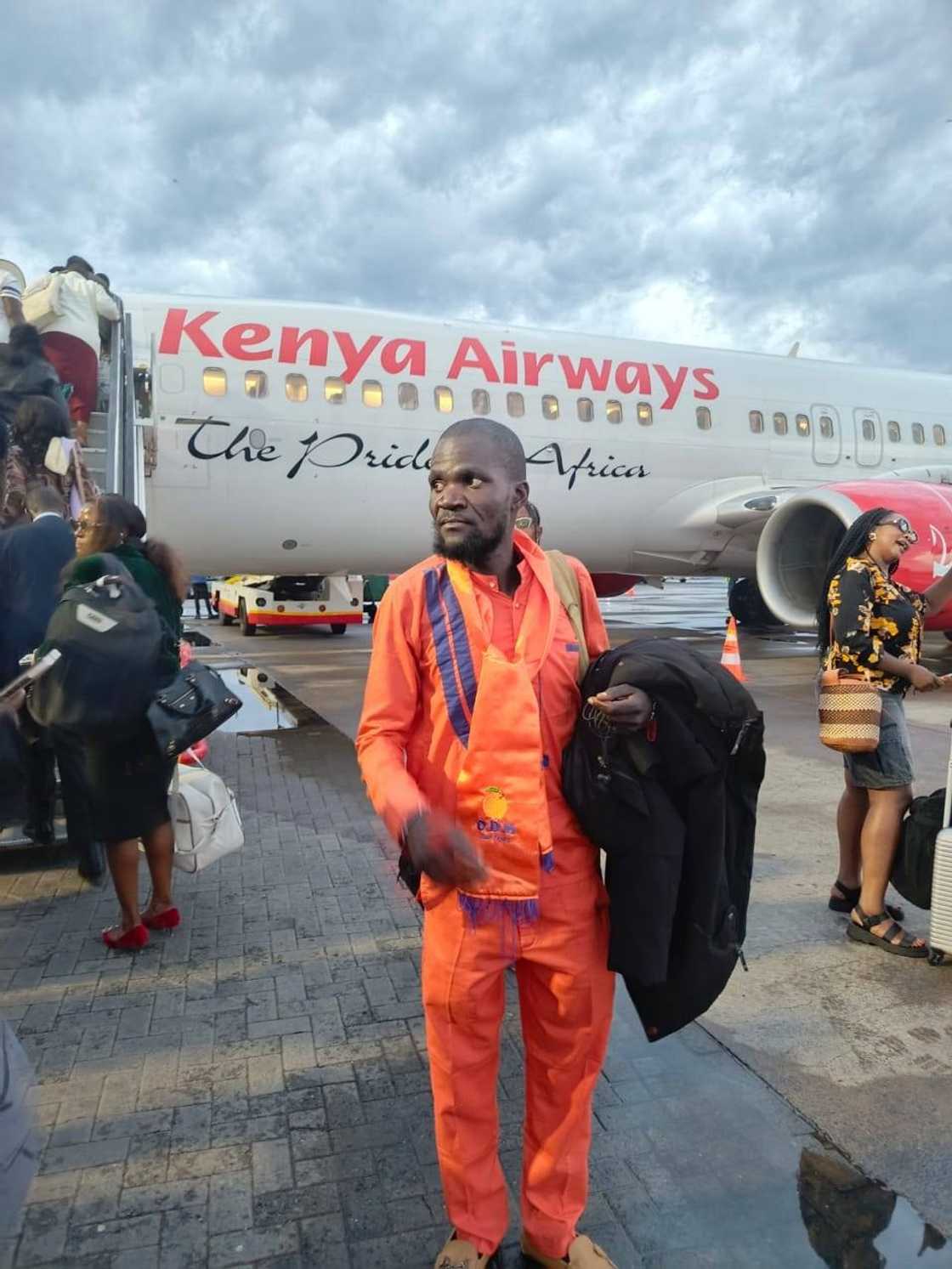 Nuru Okanga, Omosh One Hour arrive in Kisumu via flight to give Raila ...