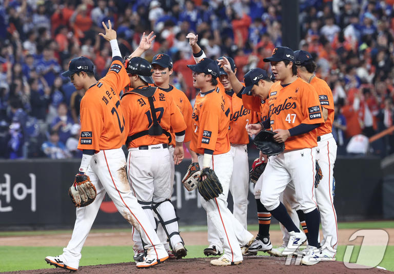 한화, 난타전 끝 삼성 9-8 제압…문동주 데일리 MVP(종합)[PO1]