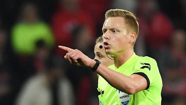Standard-Antwerp abandoned after cup hits referee