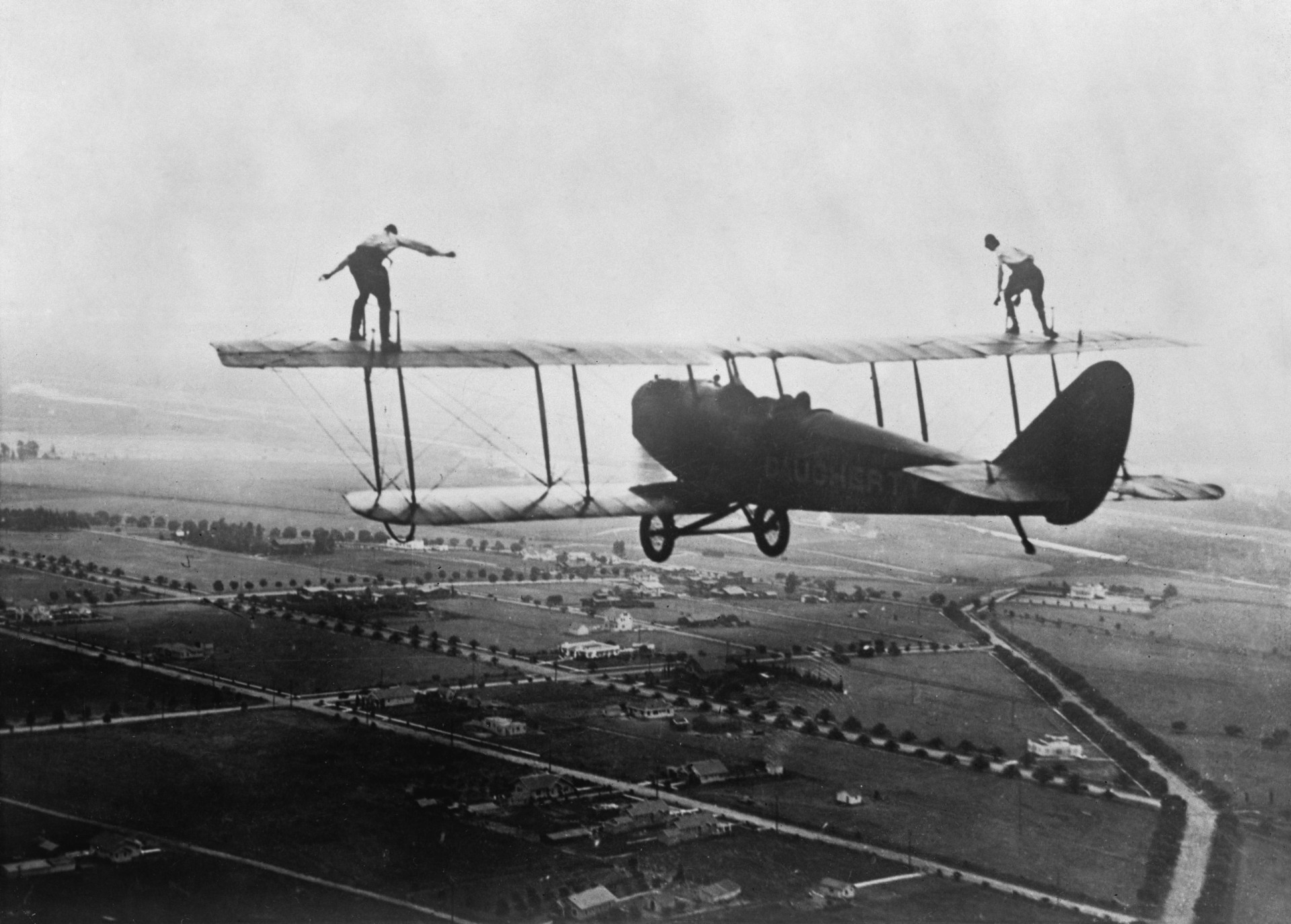 Auf der Tragfläche: Mutige Pioniere des Wingwalking