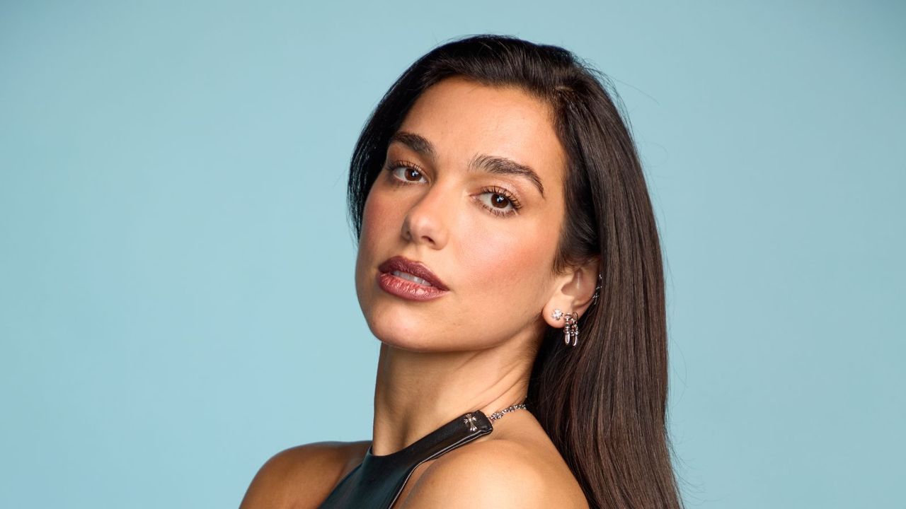 Dua Lipa’s Striking Blue Kitchen Wall Transforms a Classic Space ...