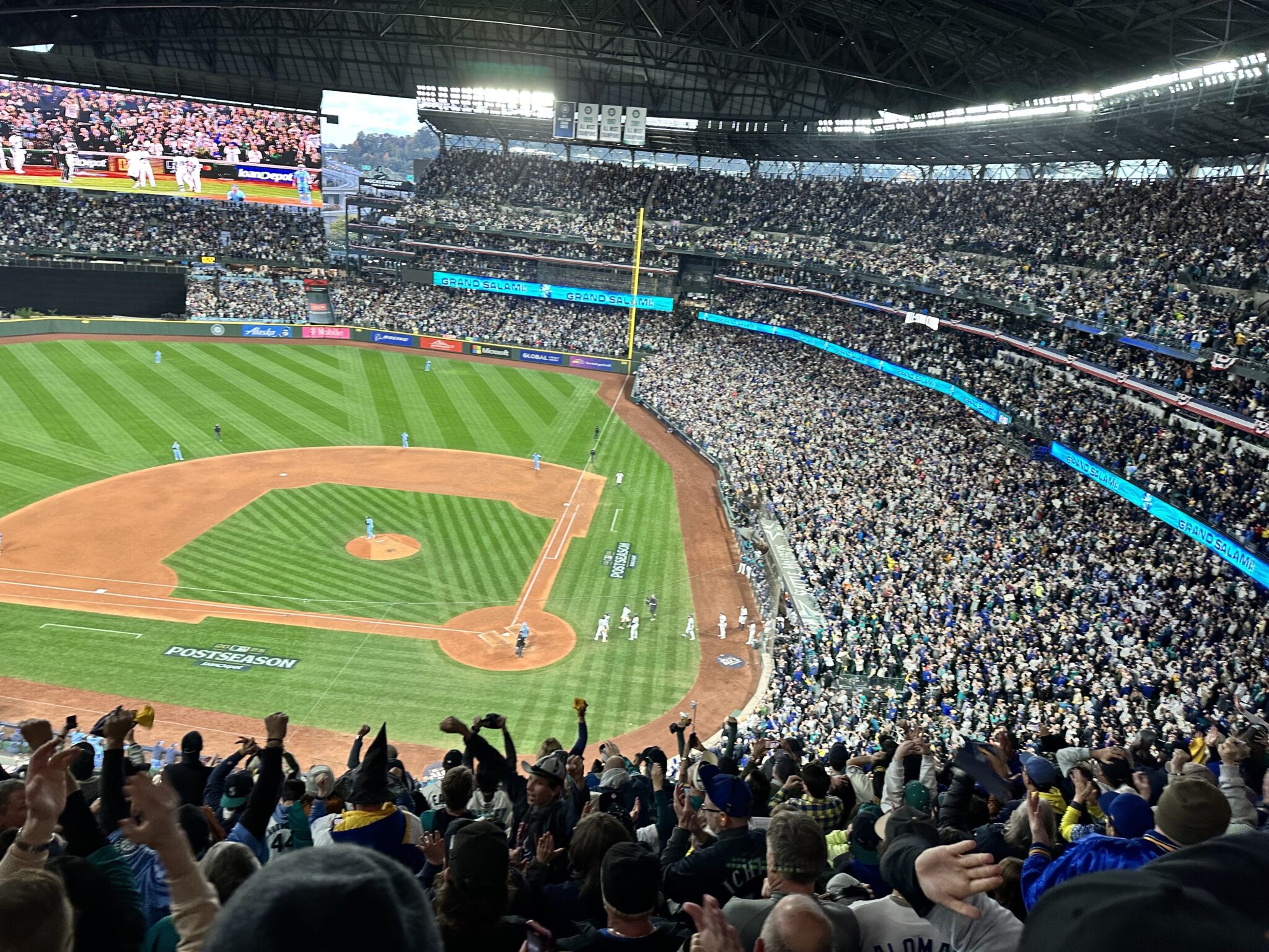 Seattle shakes again as Mariners grand slam triggers another big burst ...