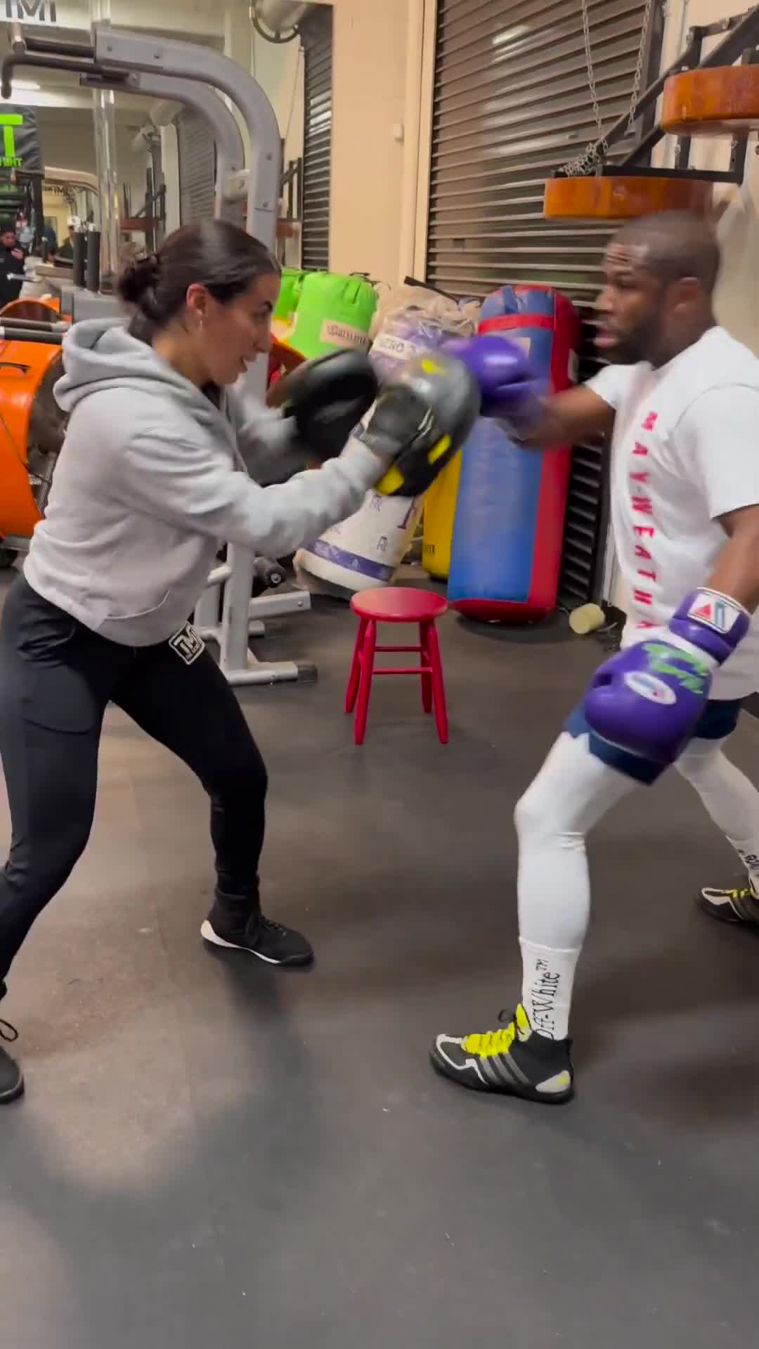 "He still got it!" Floyd Mayweather Jr. exquisitely executes pad work ...